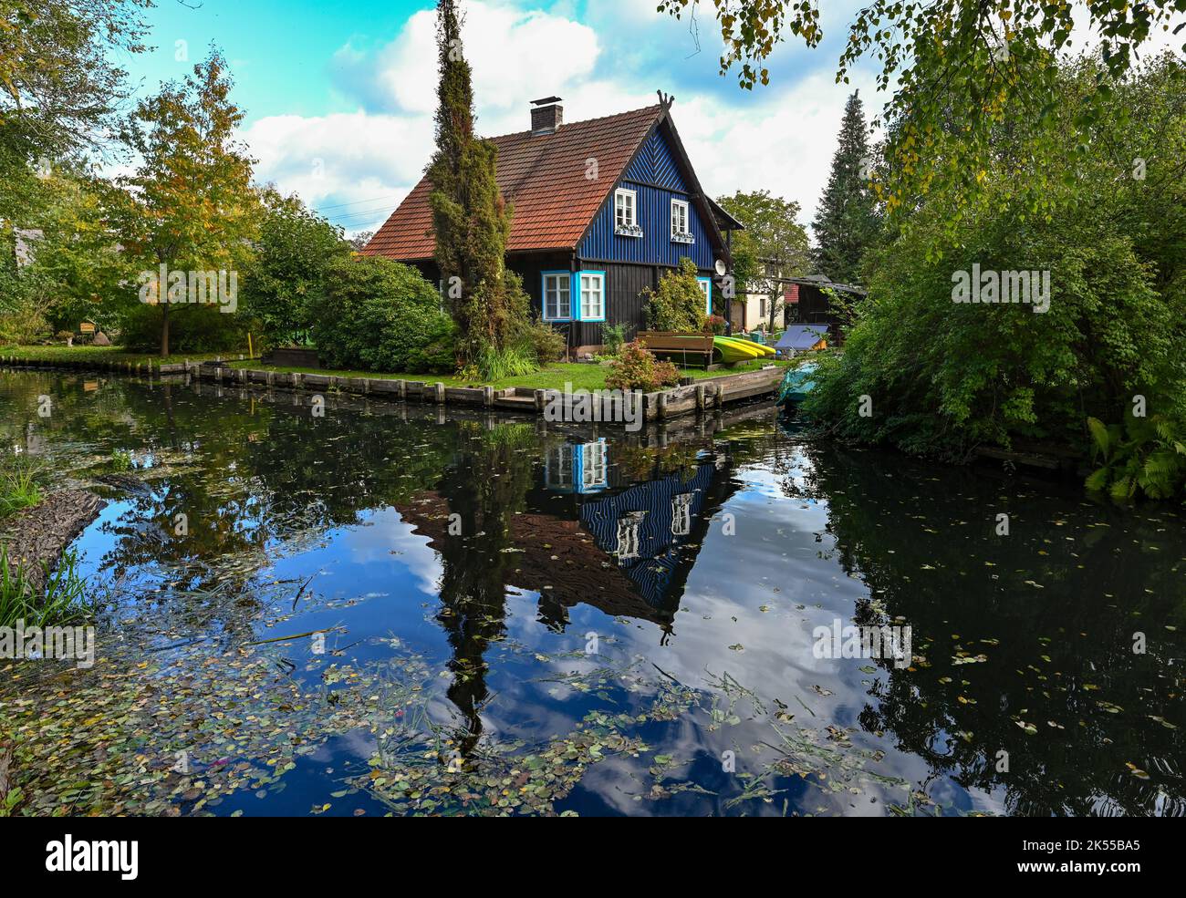 Lehde, Germany. 06th Oct, 2022. A traditional wooden house is reflected ...