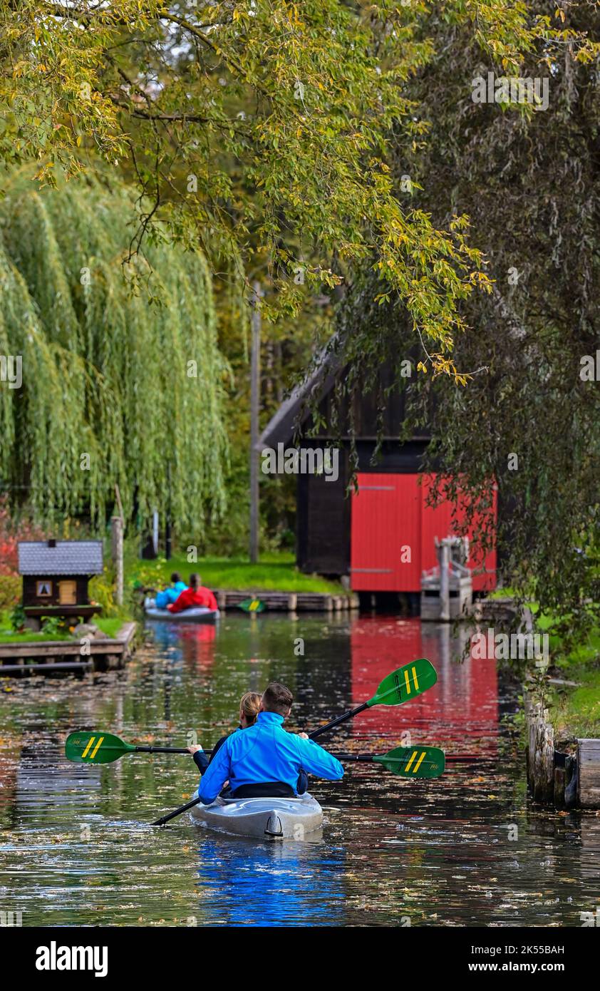 Lehde, Germany. 06th Oct, 2022. Tourists are paddling boats on a river ...