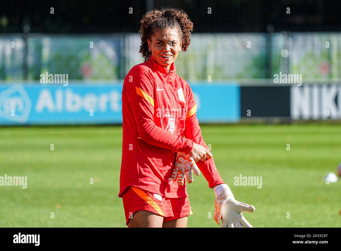 ZEIST, NETHERLANDS - OCTOBER 6: goalkeeper Jacintha Weimar of The ...