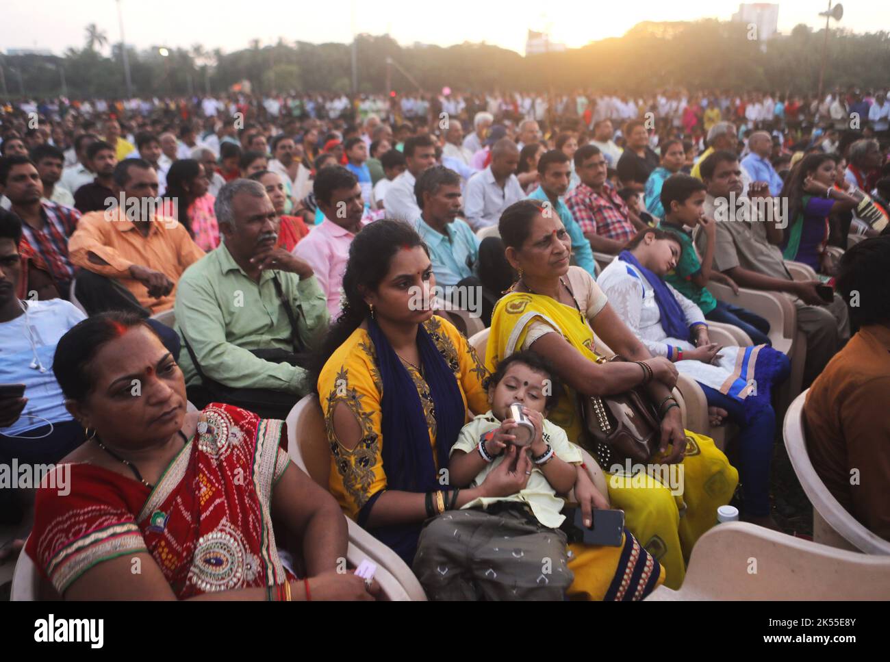 Mumbai, Maharashtra, India. 5th Oct, 2022. People watch Ramlila, a re ...