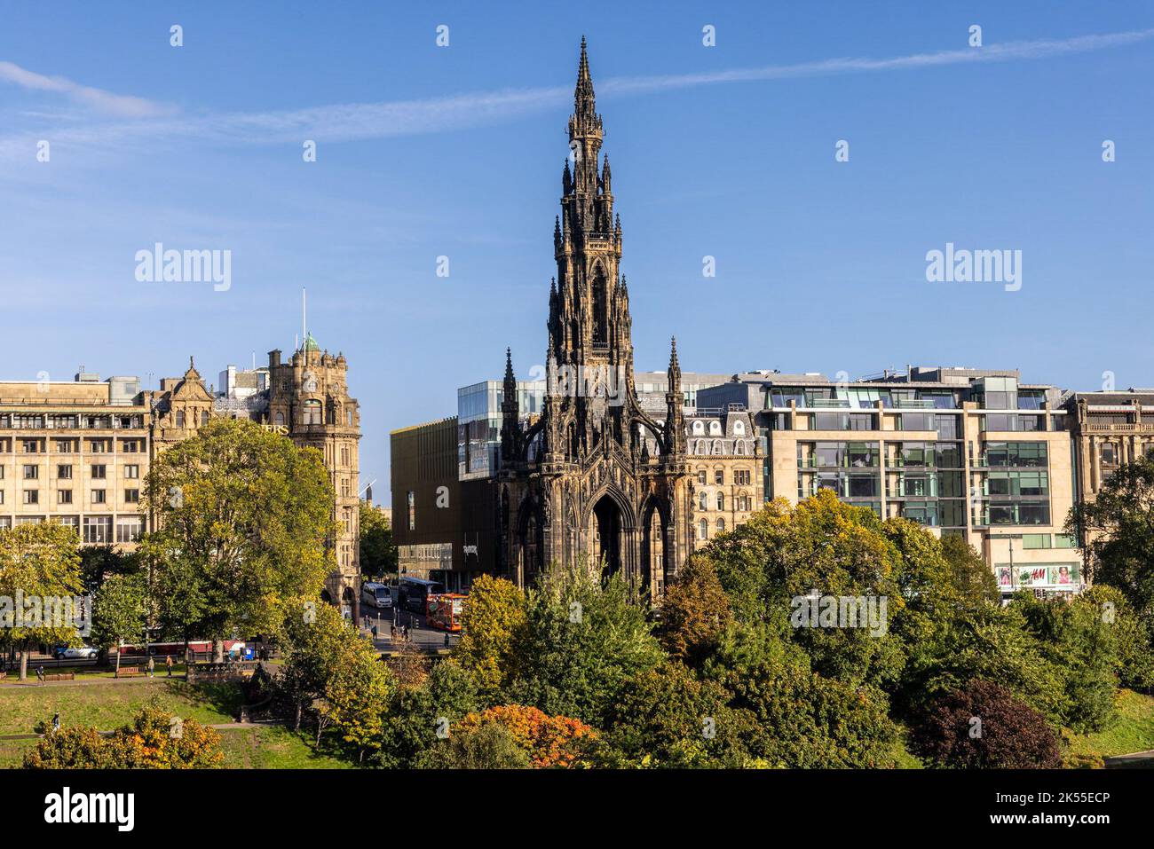 Edinburgh, United Kingdom. 06 October, 2022 Pictured: Leaves start to ...