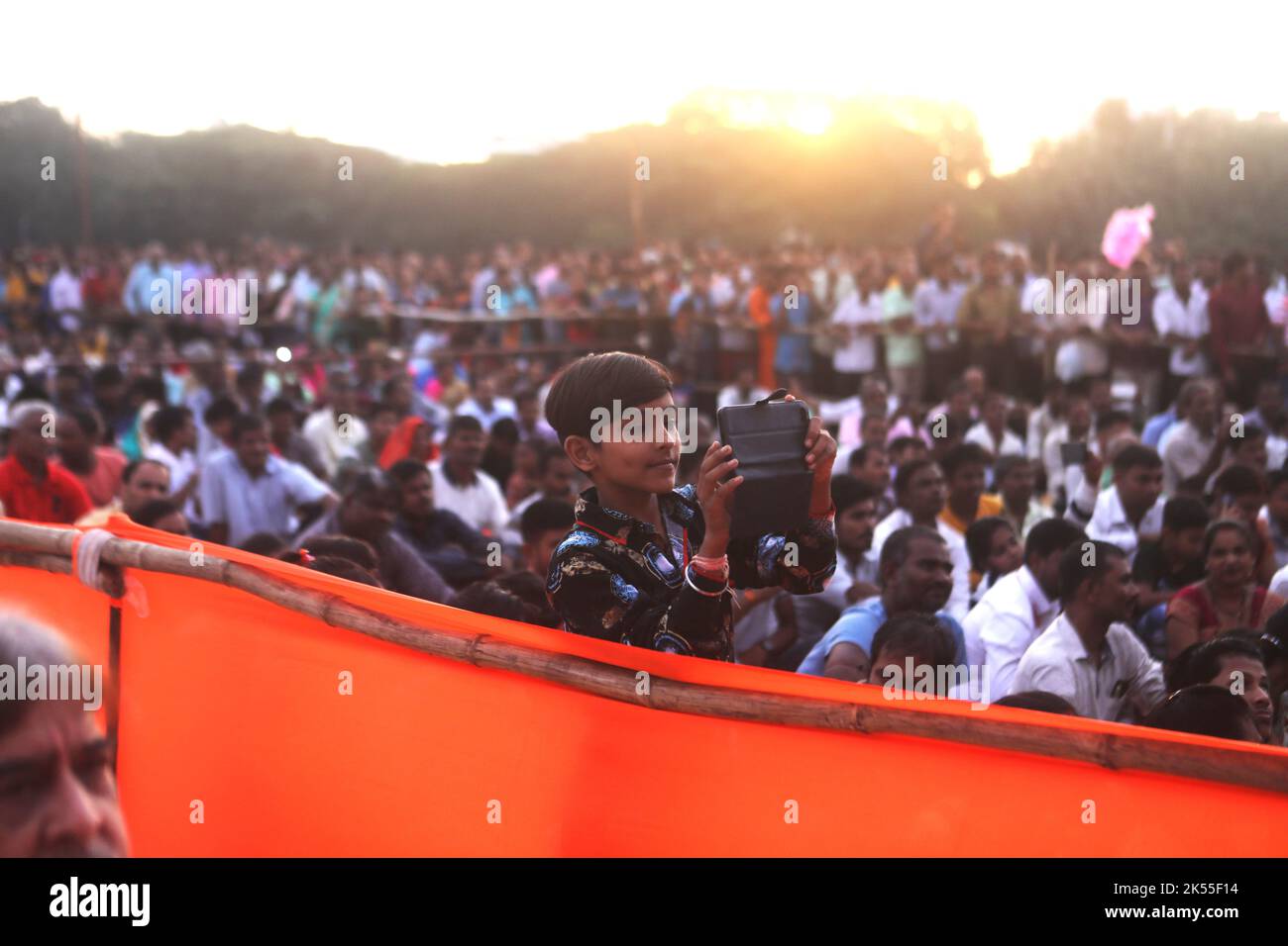 Mumbai, Maharashtra, India. 5th Oct, 2022. People watch Ramlila, a re ...