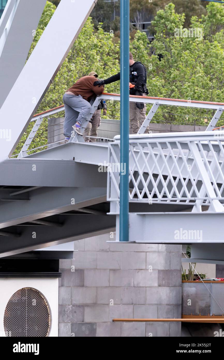 Melbourne, Australia, 6 October, 2022. A Police negotiator put his hand ...