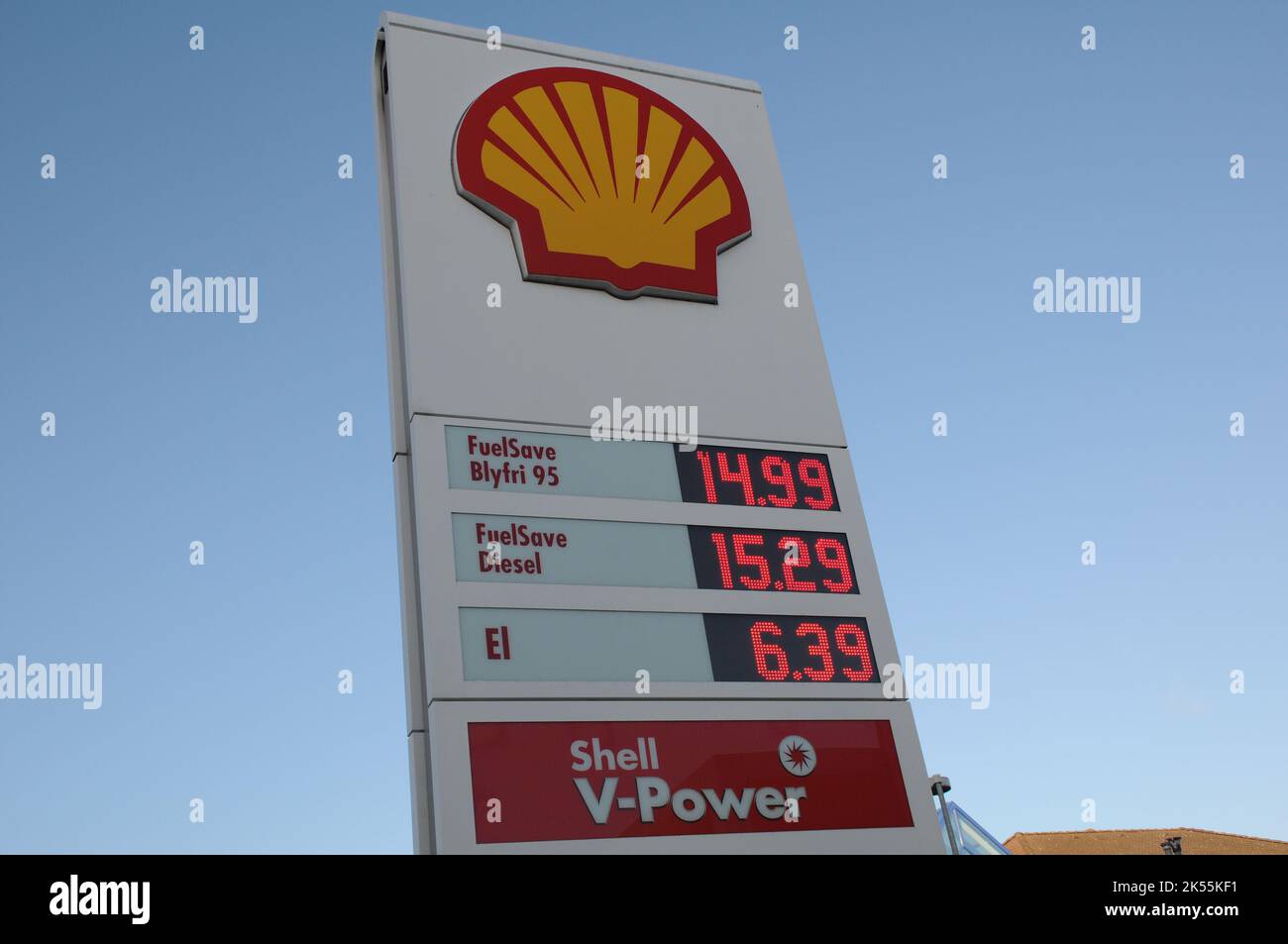 Kastrup/Copenhagen/Denmark/06 October 2022/Shell gasoline lower petro ...