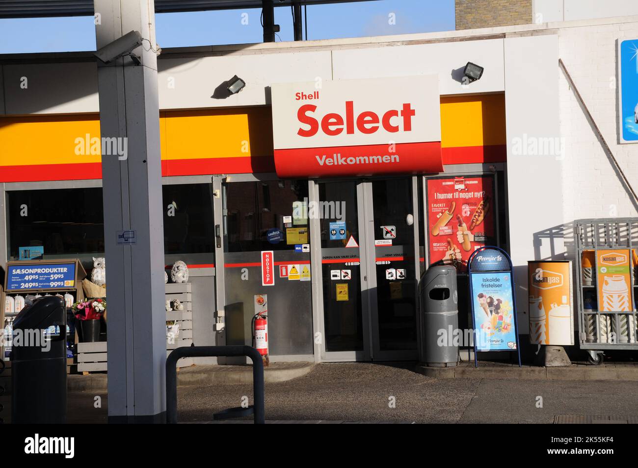 Kastrup/Copenhagen/Denmark/06 October 2022/Shell gasoline lower petro ...