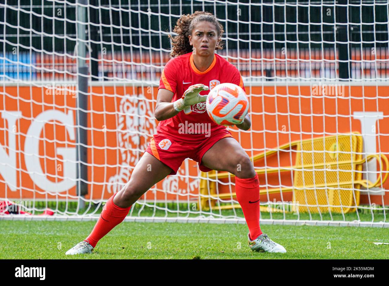 ZEIST, NETHERLANDS - OCTOBER 6: goalkeeper Jacintha Weimar of The ...