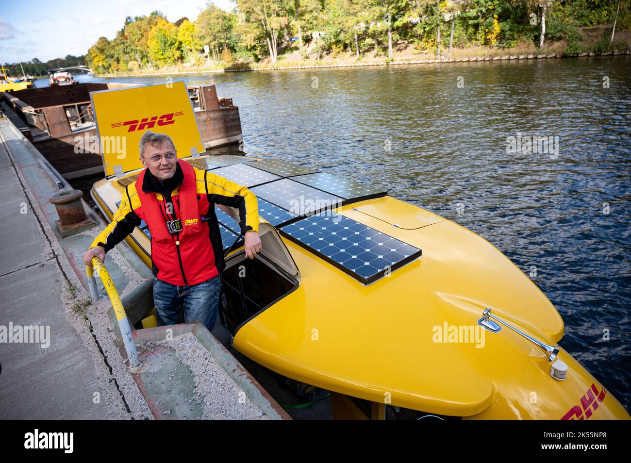 Berlin, Germany. 06th Oct, 2022. A DHL employee gets off a DHL solar ...
