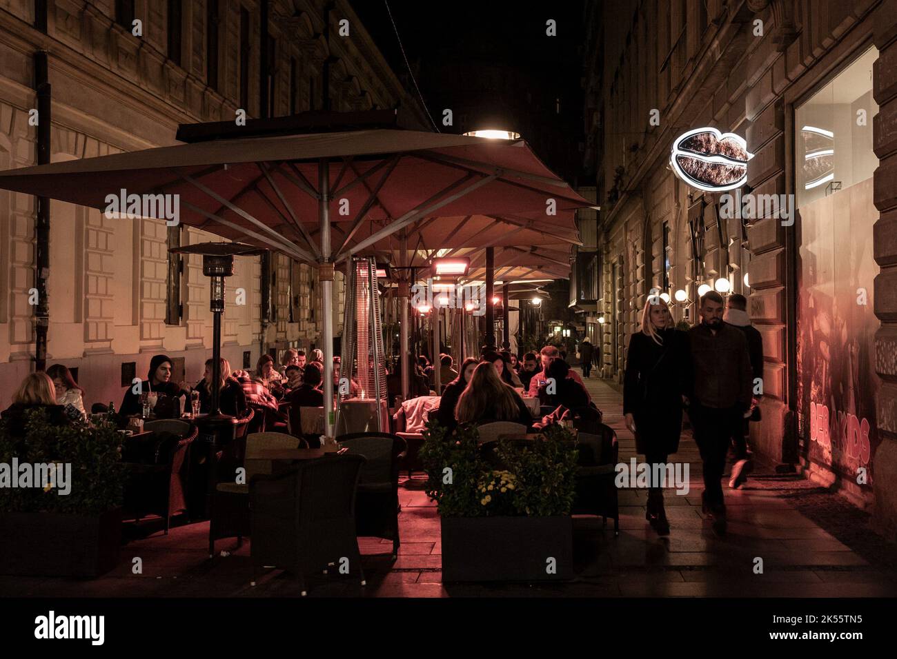 Packed bar party hi-res stock photography and images - Alamy