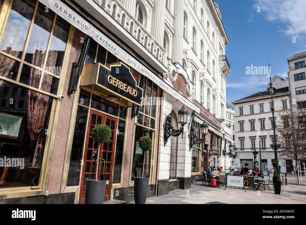 Budapest gerbeaud cukraszda café hi-res stock photography and images ...