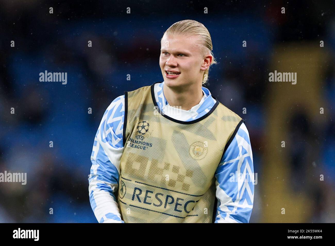 Manchester, UK. 05th Oct, 2022. Erling Harland of Manchester City warms ...