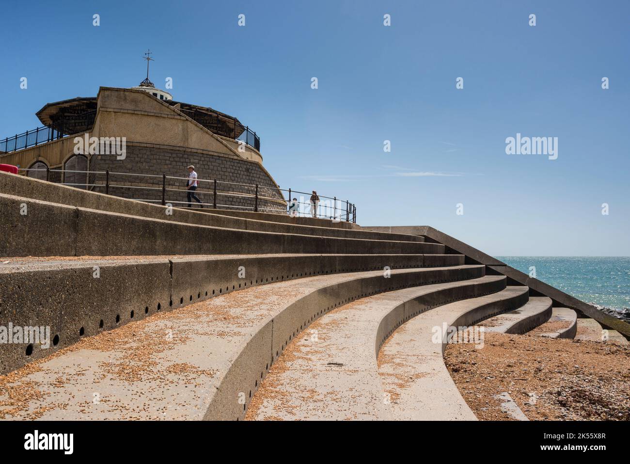 Ventnor esplanade rotunda bandstand hi-res stock photography and images ...