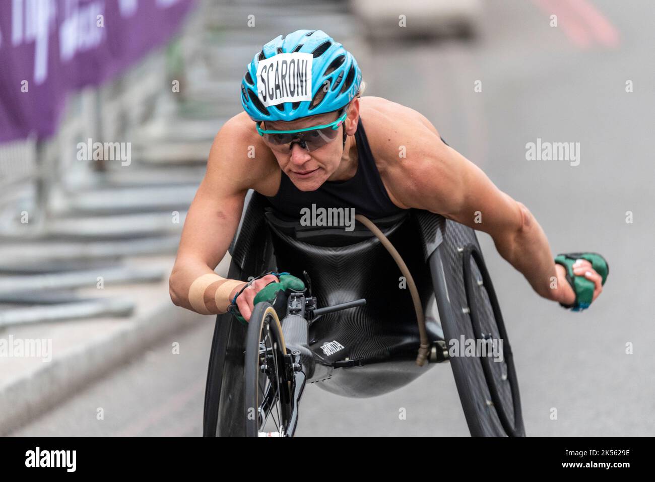 Susannah Scaroni wheelchair athlete racing in the TCS 2022 London ...