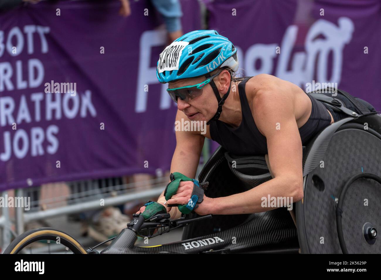 Susannah Scaroni wheelchair athlete racing in the TCS 2022 London ...