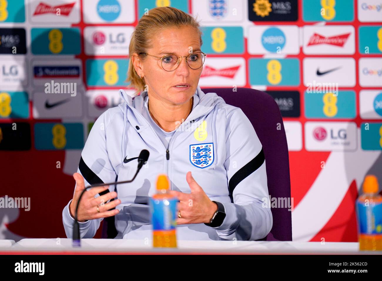 England women midweeksport031022 hi-res stock photography and images ...