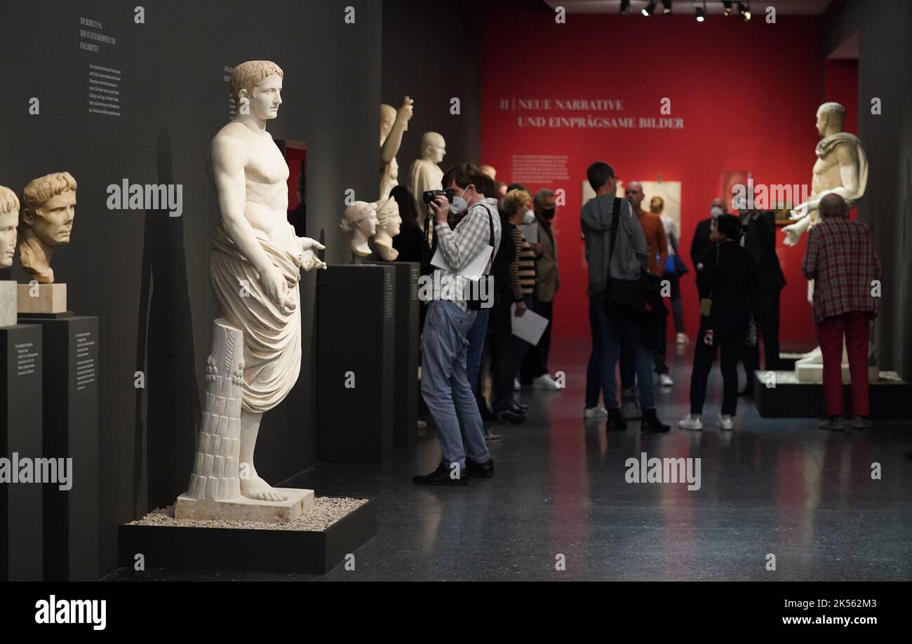 PRODUCTION - 06 October 2022, Hamburg: Statues and busts are on display ...
