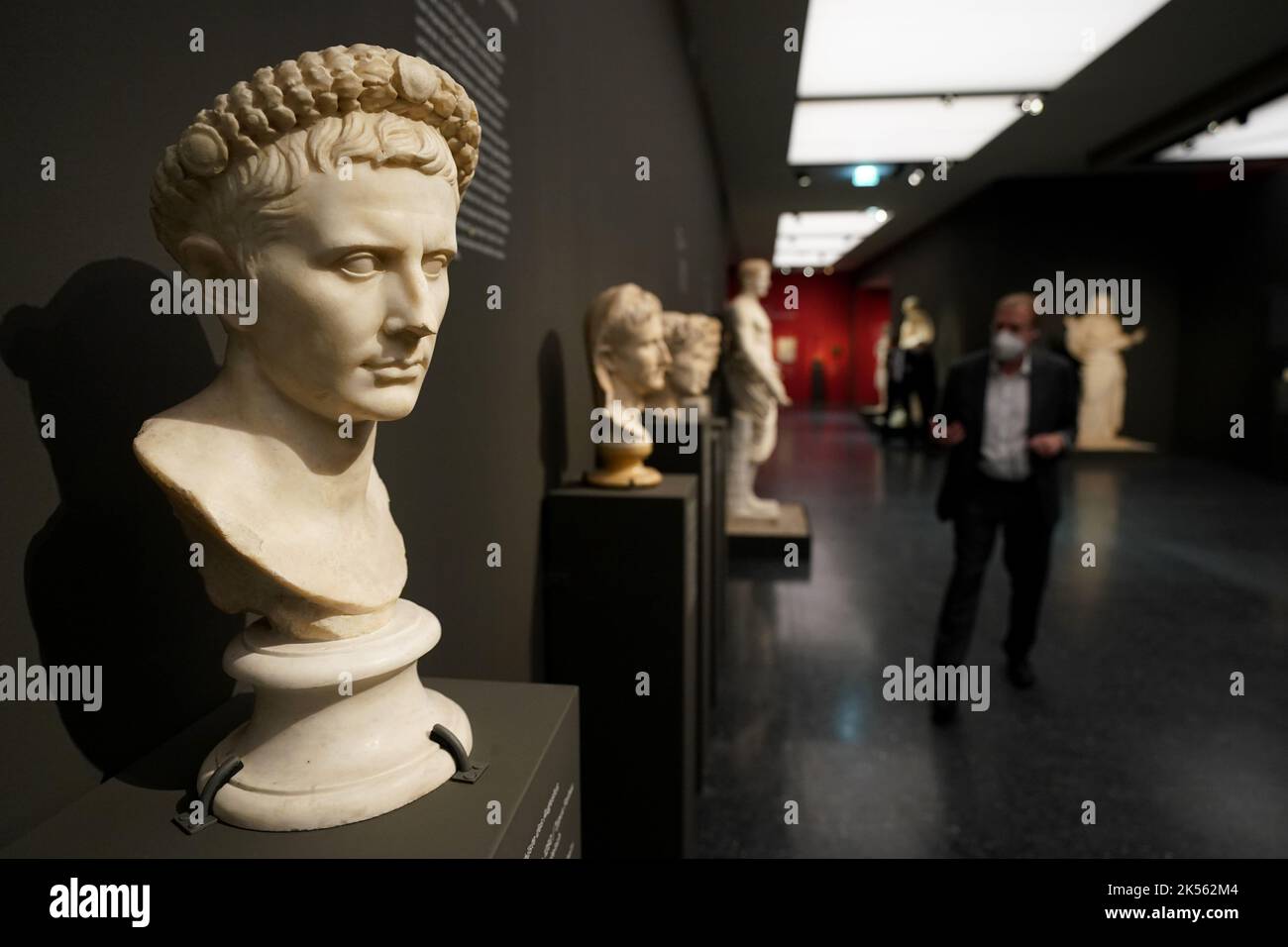 PRODUCTION - 06 October 2022, Hamburg: Busts are on display in the ...