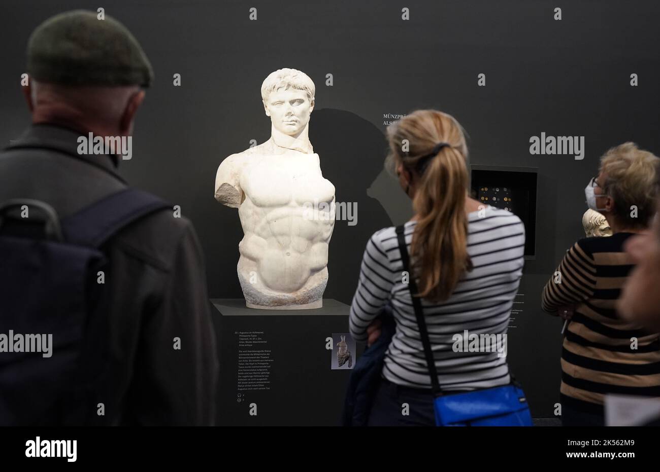 Roman busts in louvre museum hi-res stock photography and images - Alamy
