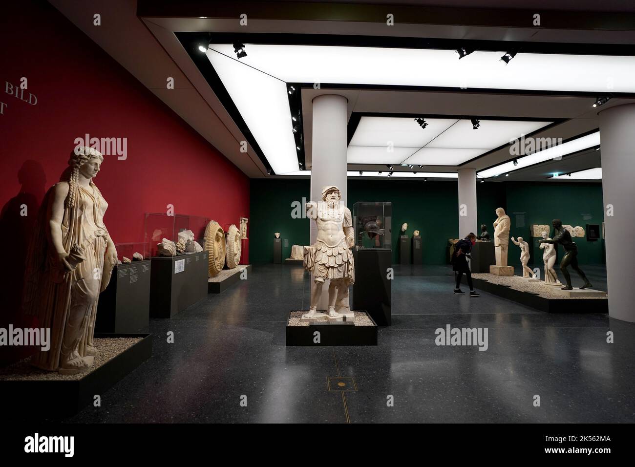 PRODUCTION - 06 October 2022, Hamburg: Statues and busts are on display ...