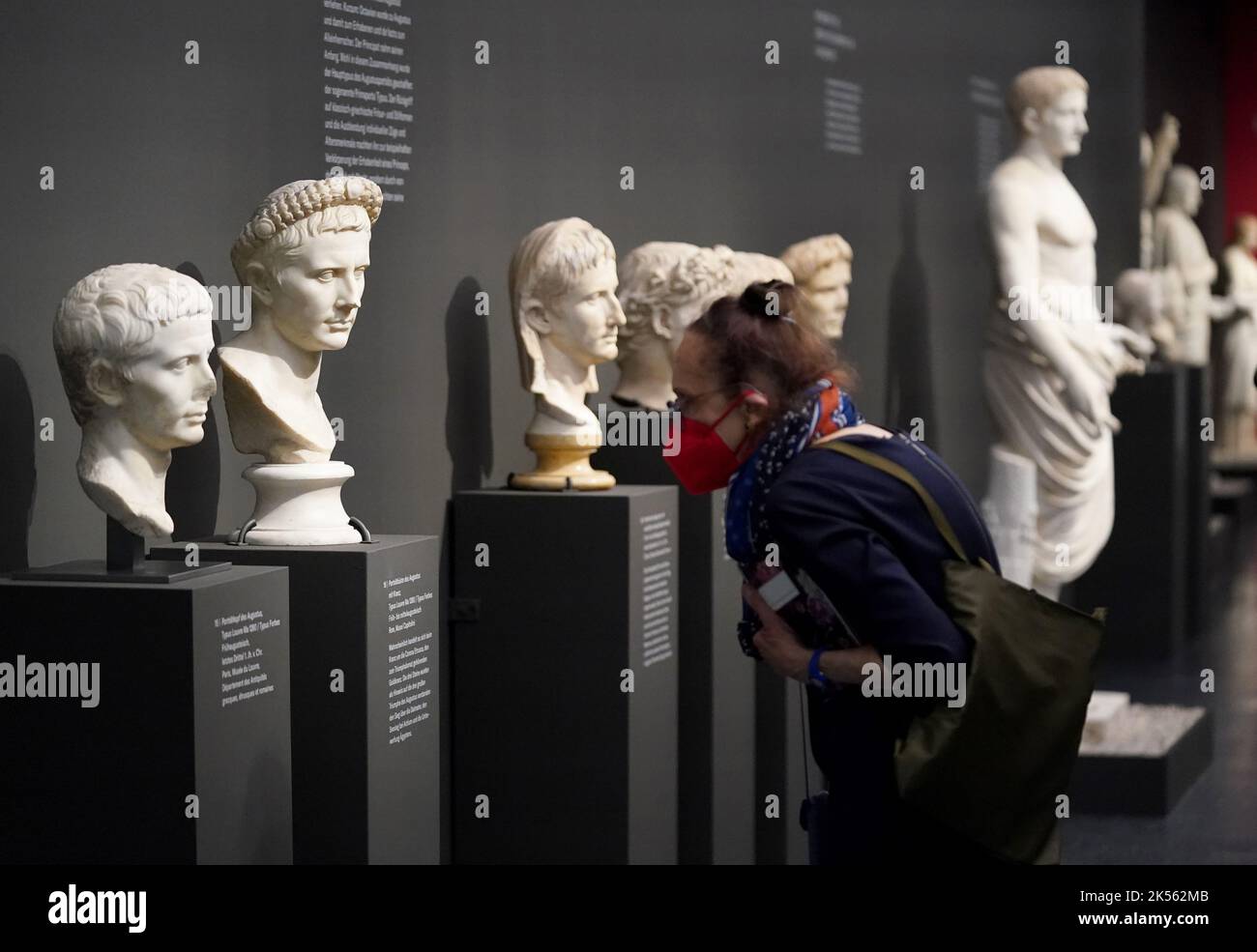 PRODUCTION - 06 October 2022, Hamburg: Statues and busts are on display ...