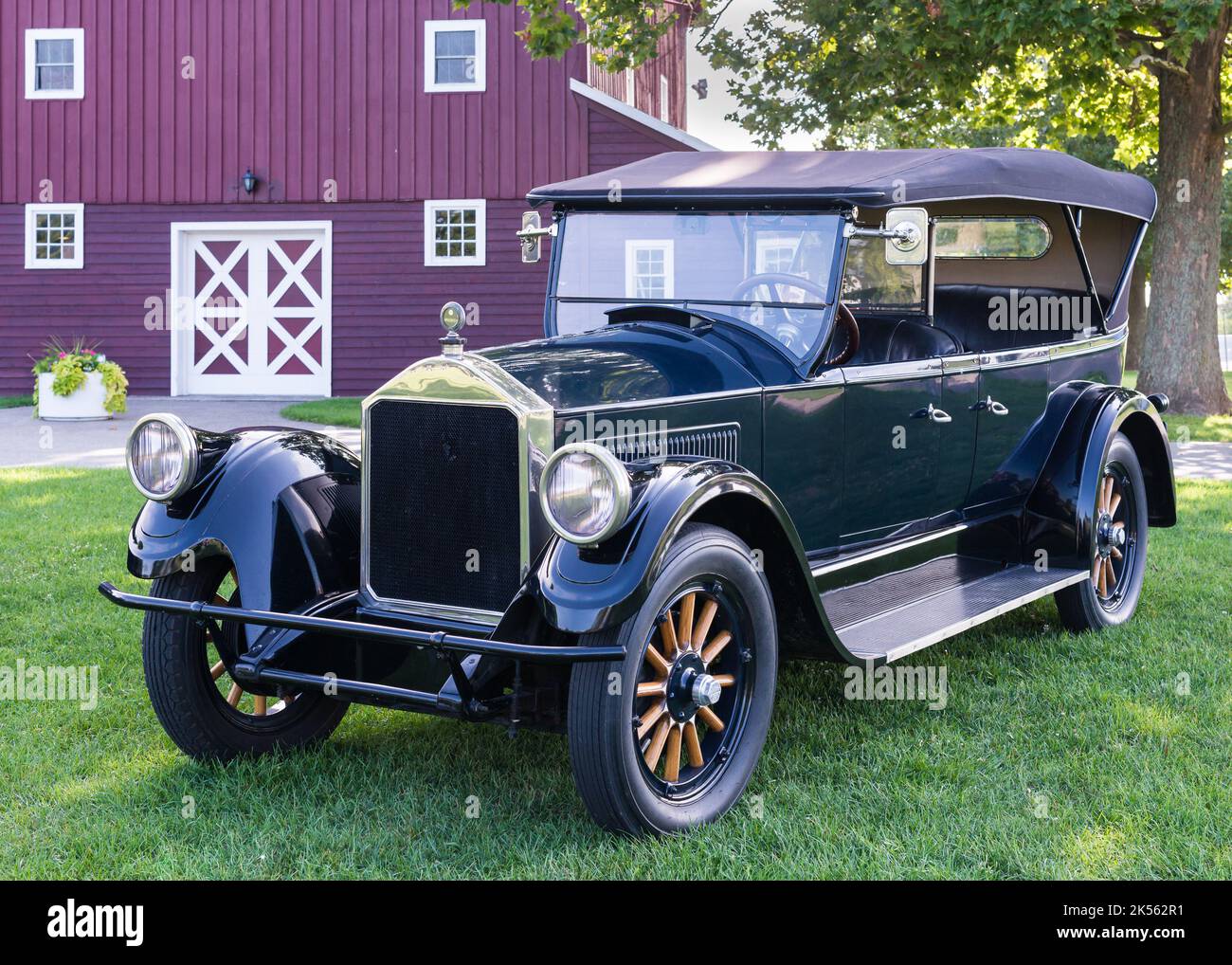 HICKORY CORNERS, MI/USA - AUGUST 27, 2017: A 1925 Pierce-Arrow 80 ...