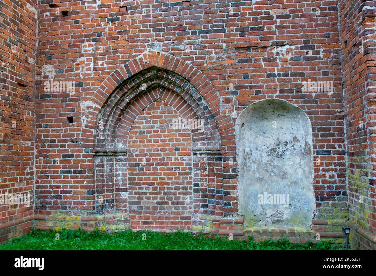Old stone wall with closed brick arch on a historic building Stock ...