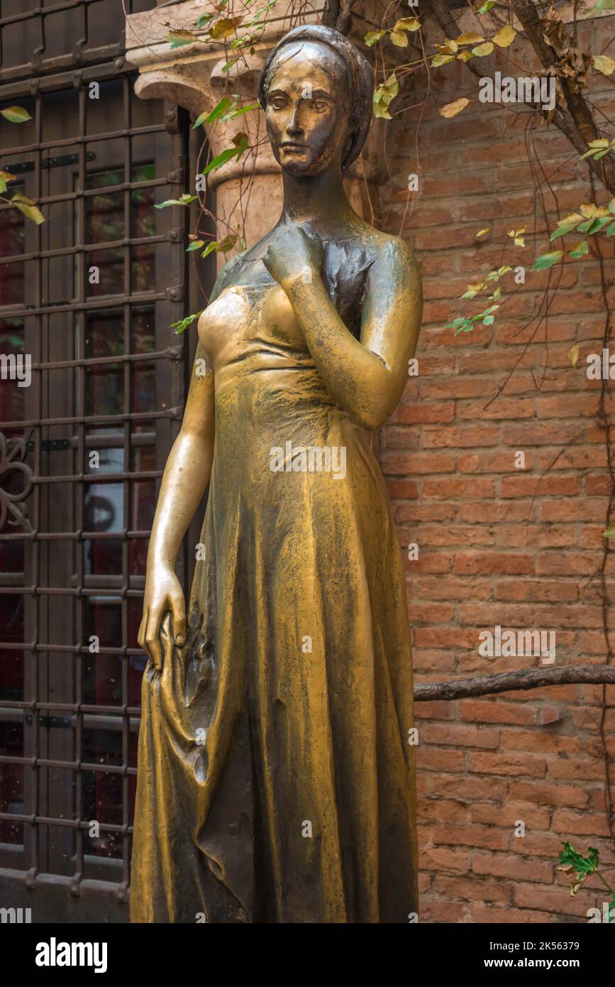 Juliet statue Verona, view of the brass statue of Juliet sited in the ...