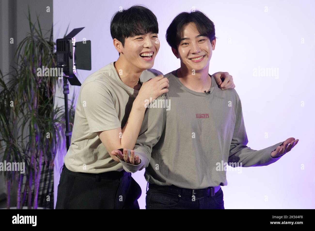 Los Angeles, CA, October 5, 2022, (L-R) South Korean band The Rose ...