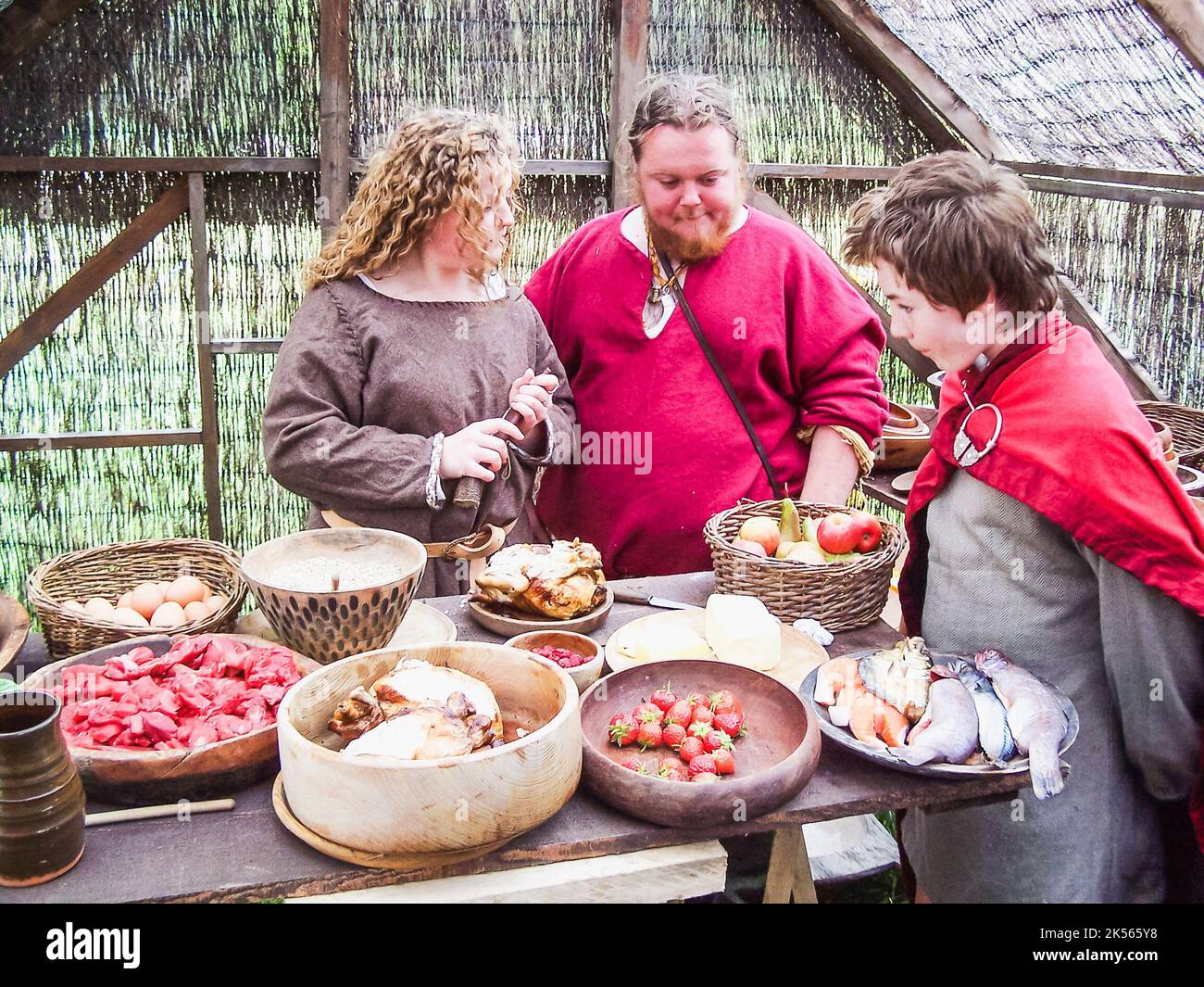 Middle ages clothing hi-res stock photography and images - Alamy
