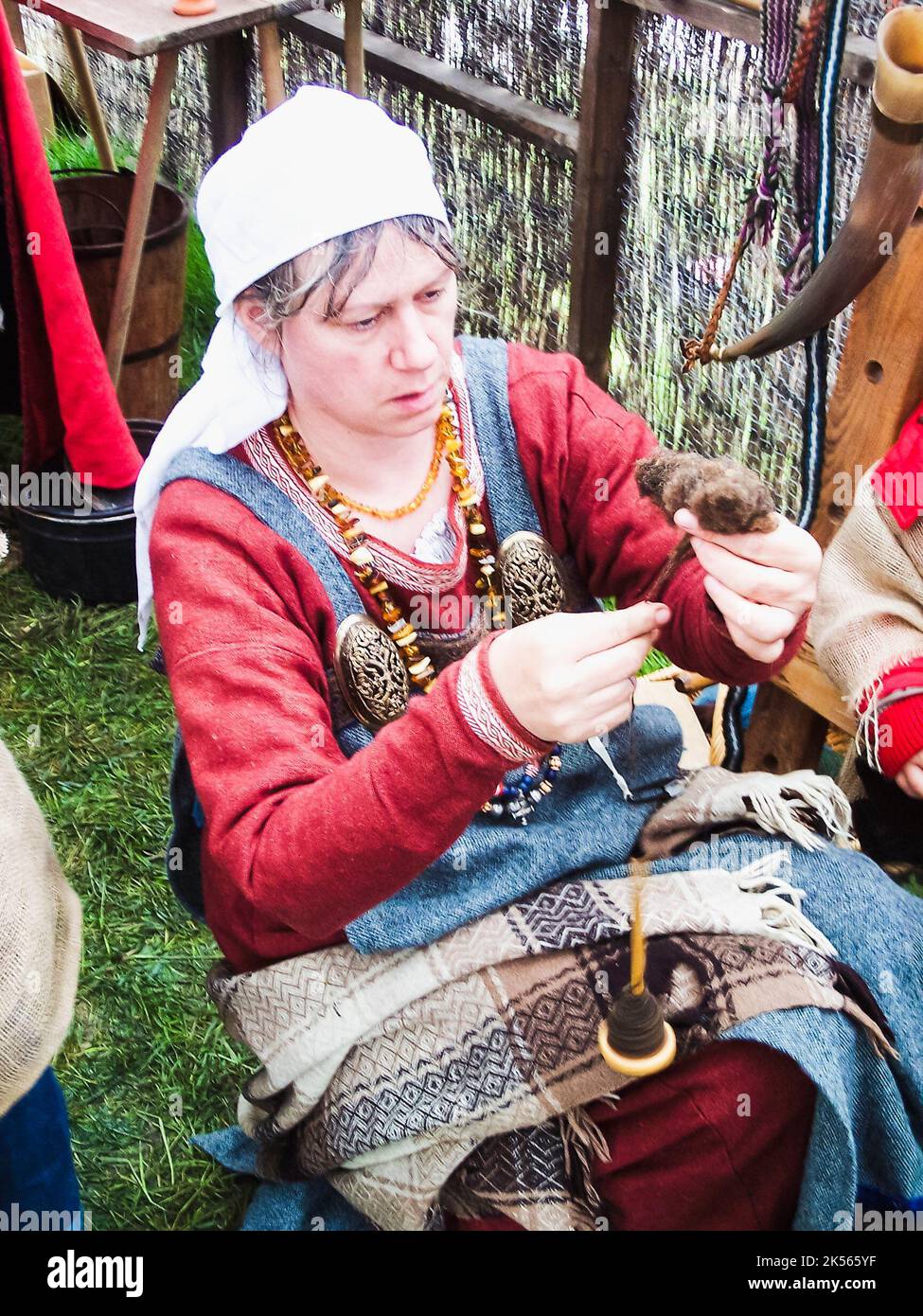 Drop spindle hi-res stock photography and images - Alamy