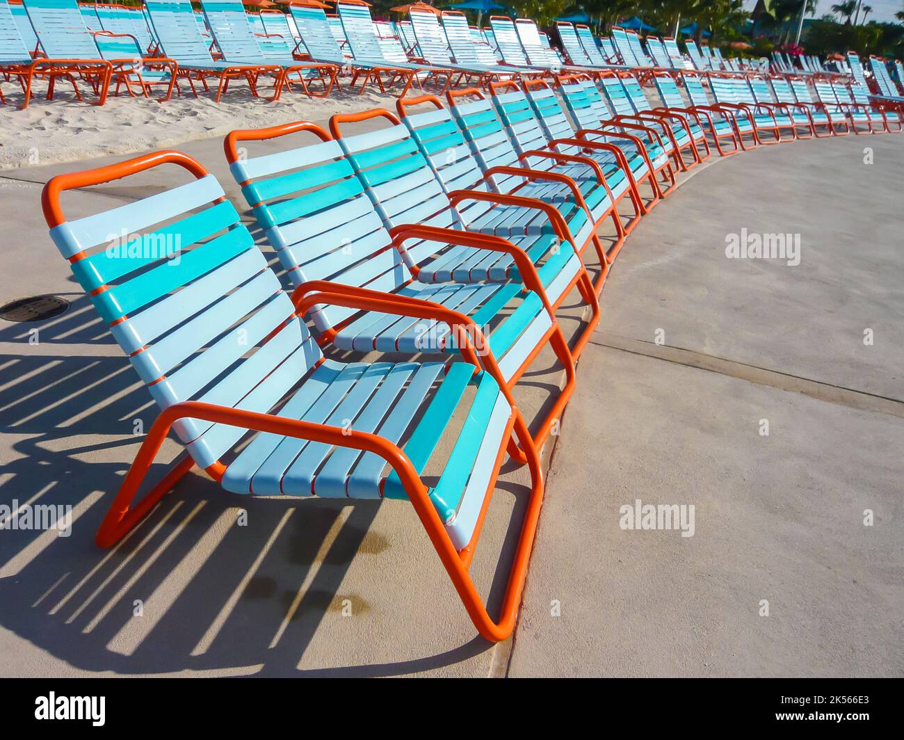 Outside patio park crowd hi-res stock photography and images - Alamy