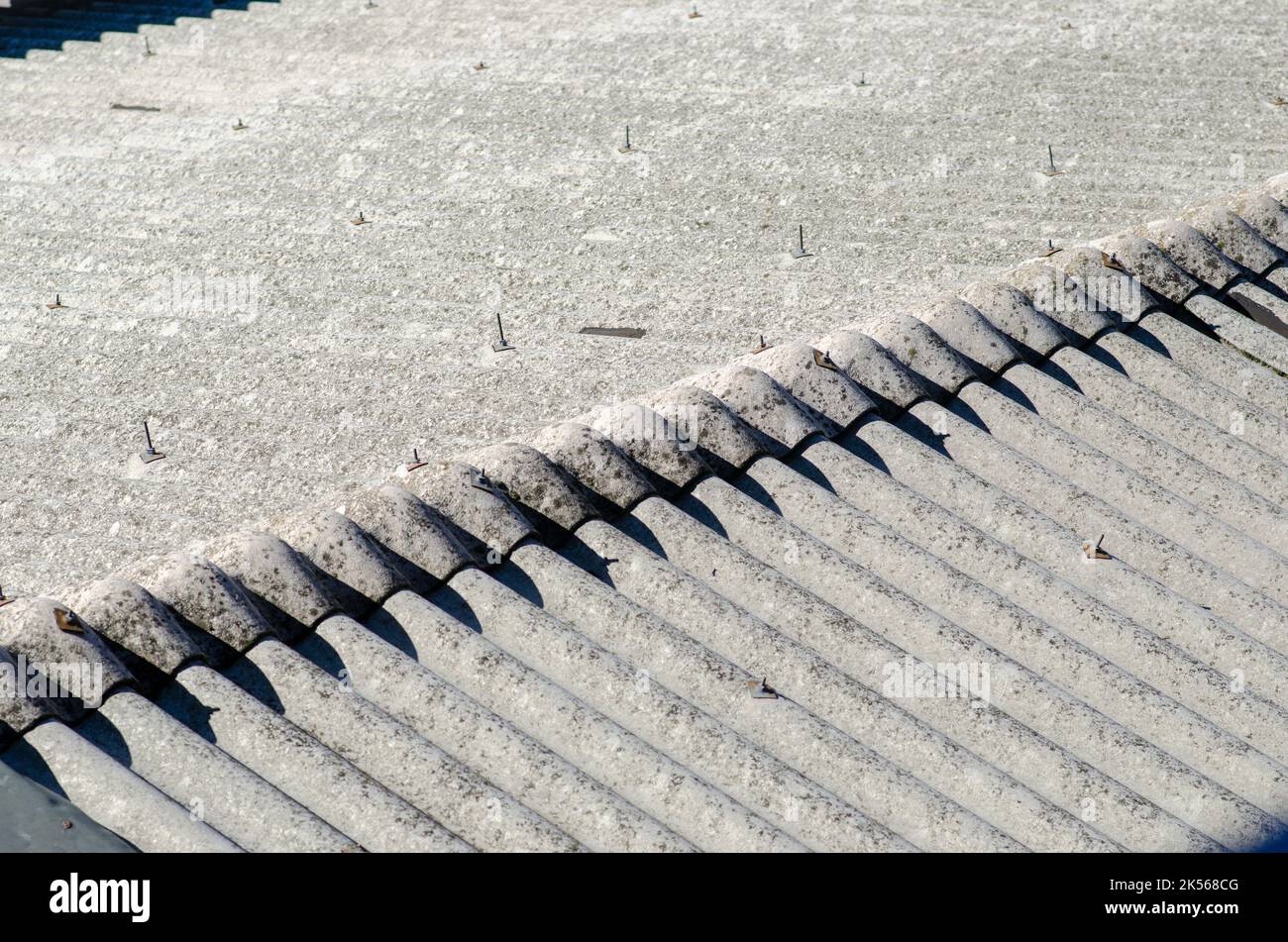 Roof in fiber cement with asbestos or "eternit": to be replaced as it ...