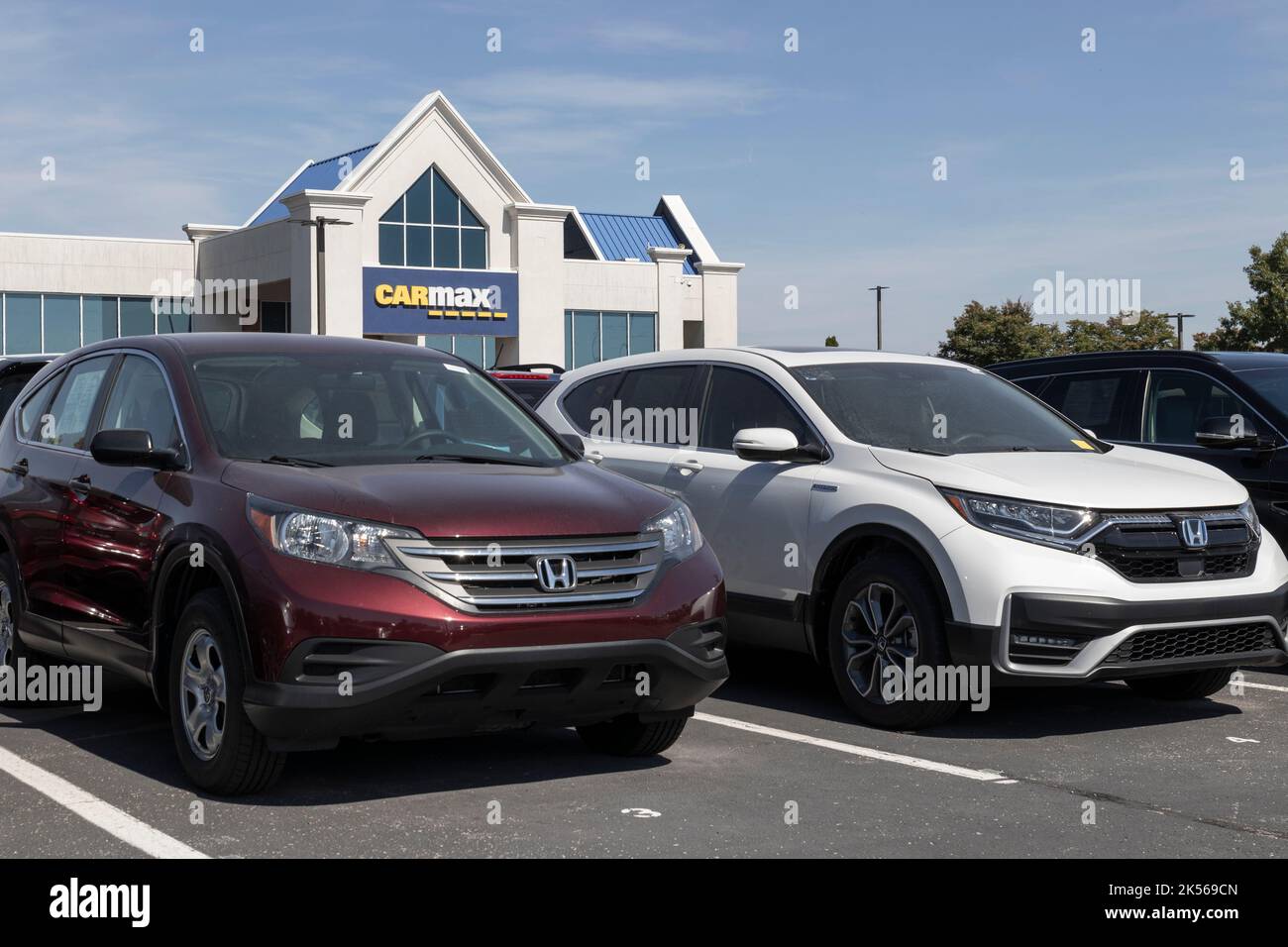 Indianapolis - Circa October 2022: CarMax dealership Honda SUV display ...