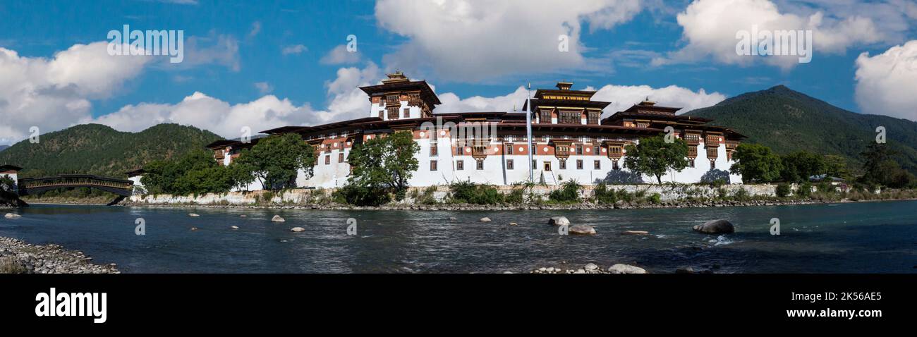 Punakha, Bhutan. Punakha Dzong (Fortress/Monastery). Mo River in ...