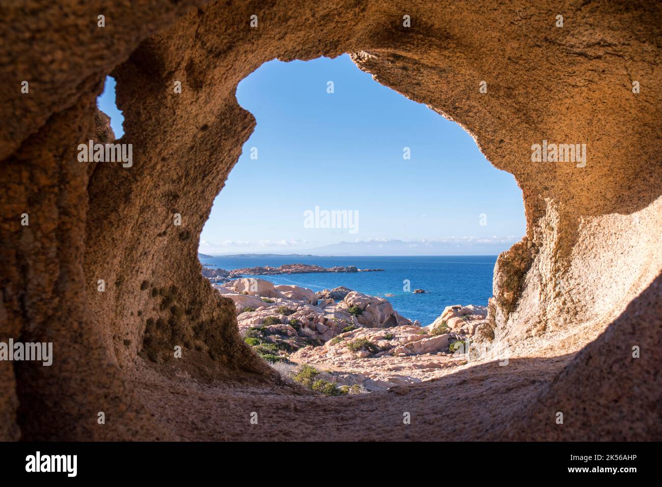 Grotte di Sardegna, isola Caprera, Arcipelago di La Maddalena Stock ...