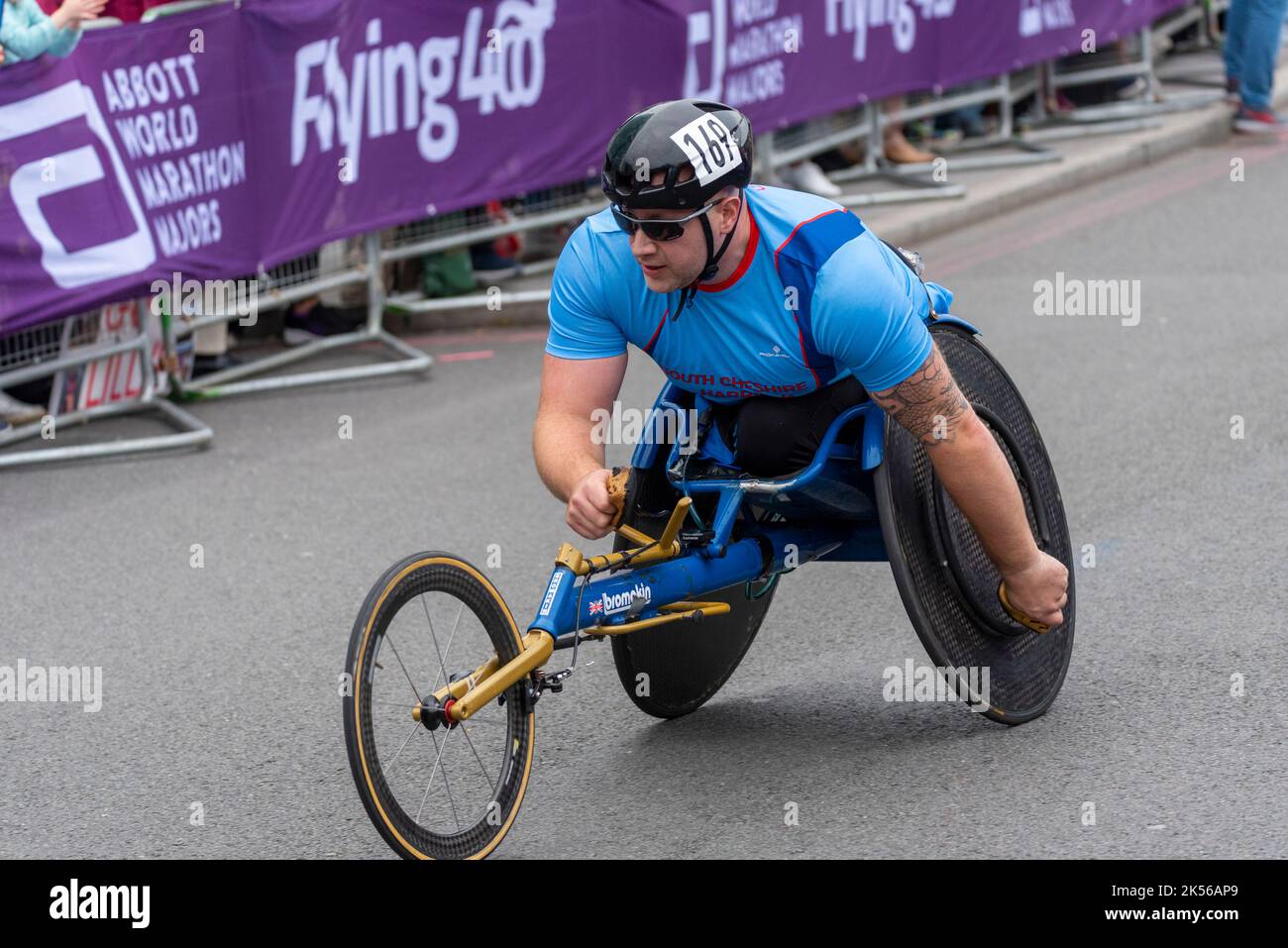 Stuart Bloor wheelchair athlete racing in the TCS 2022 London Marathon ...