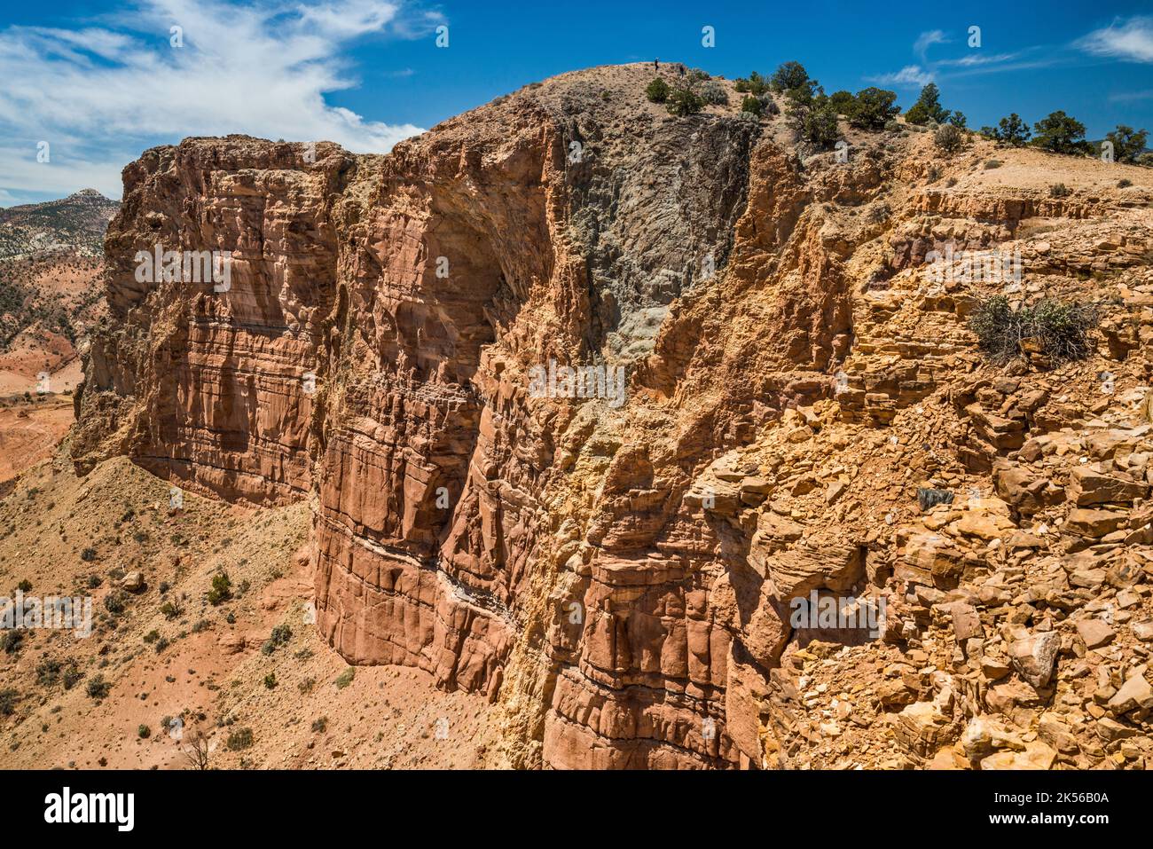 Cliffs of The Hartnet, over Upper South Desert, from viewpoint near ...