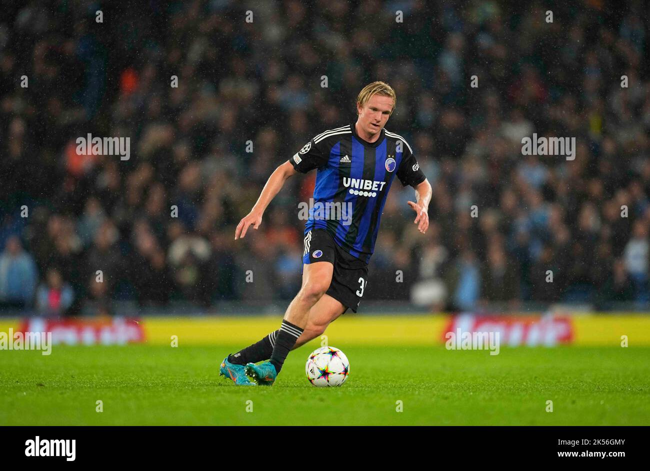 Manchester Stadium, Manchester, UK. 5th Oct, 2022. Victor Kristiansen ...
