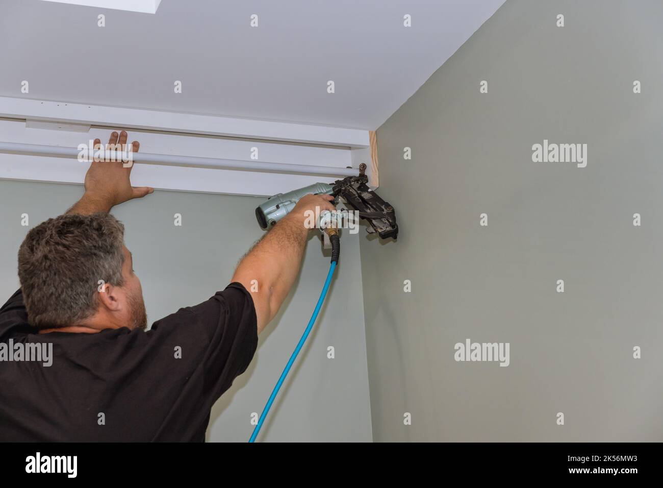 Installing cornices hi-res stock photography and images - Alamy