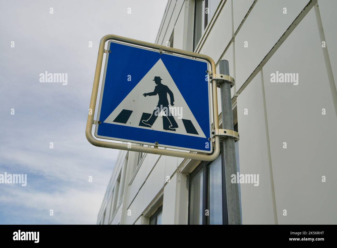 A pedestrian crossing sign post in Norway / fotgjengerskilt norge Stock ...