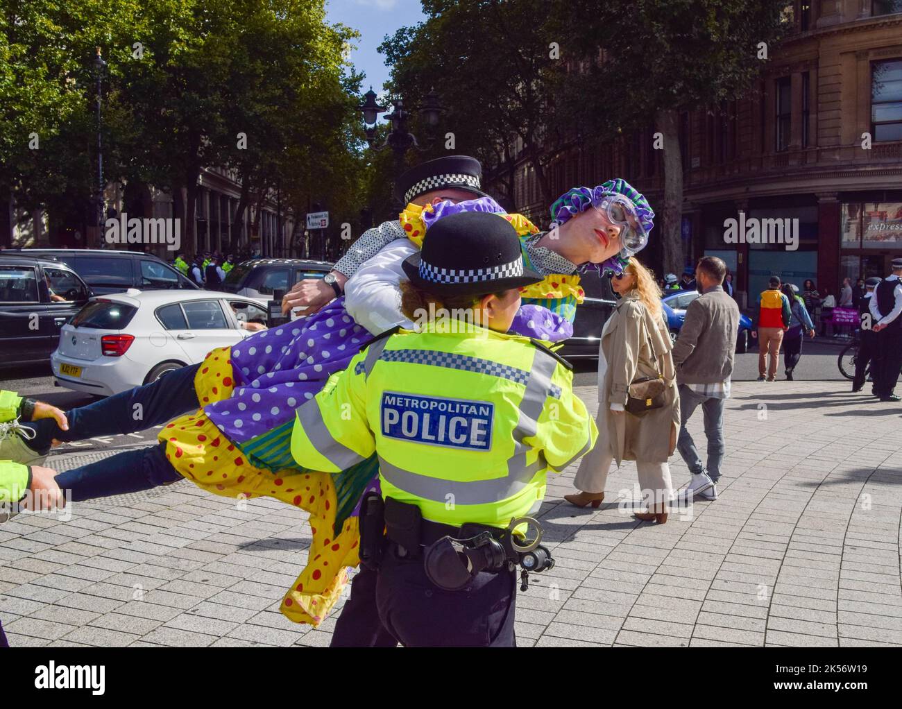 London, England, UK. 6th Oct, 2022. Police officers arrest a Just Stop ...