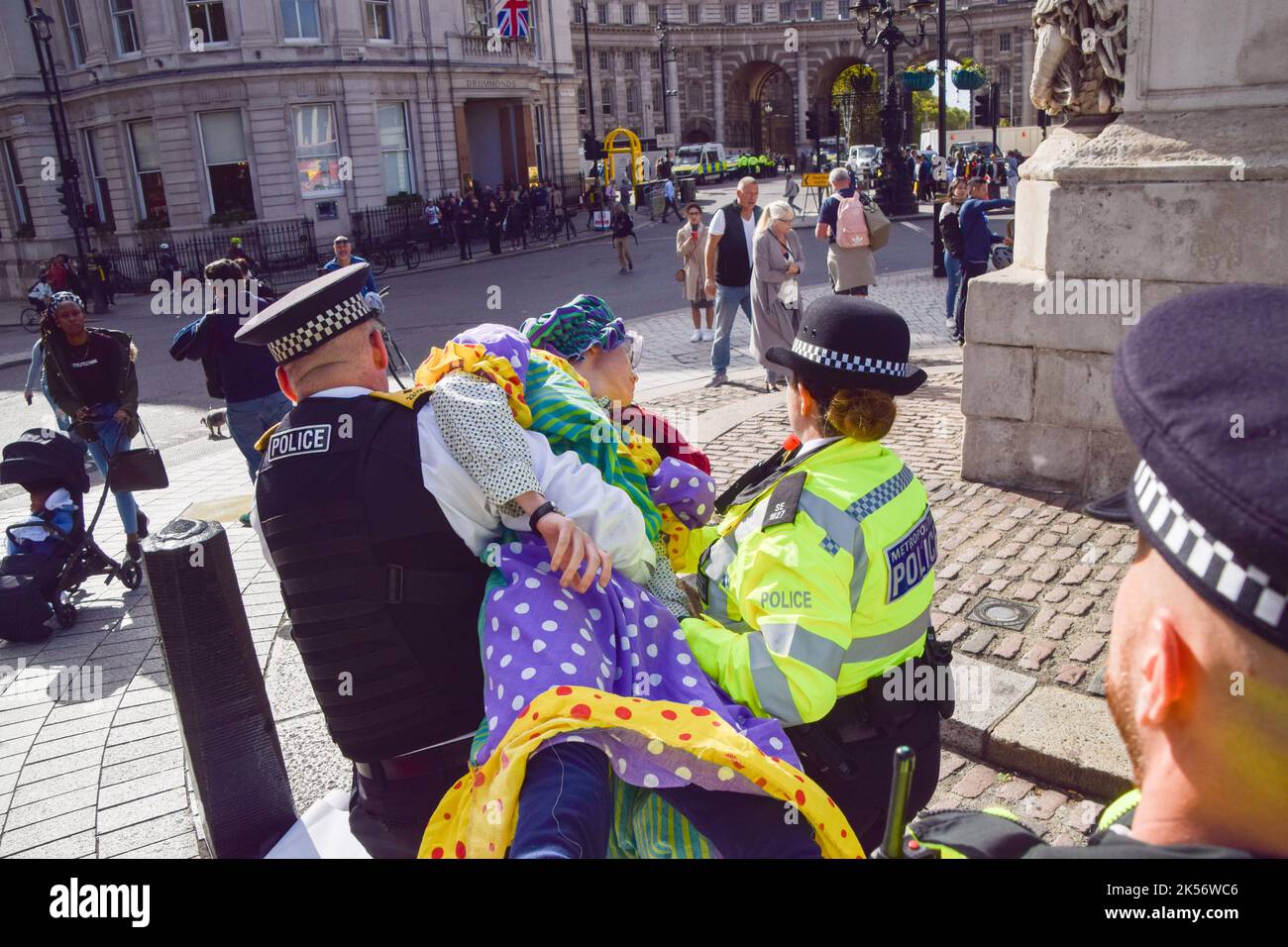 London, England, UK. 6th Oct, 2022. Police officers arrest a Just Stop ...