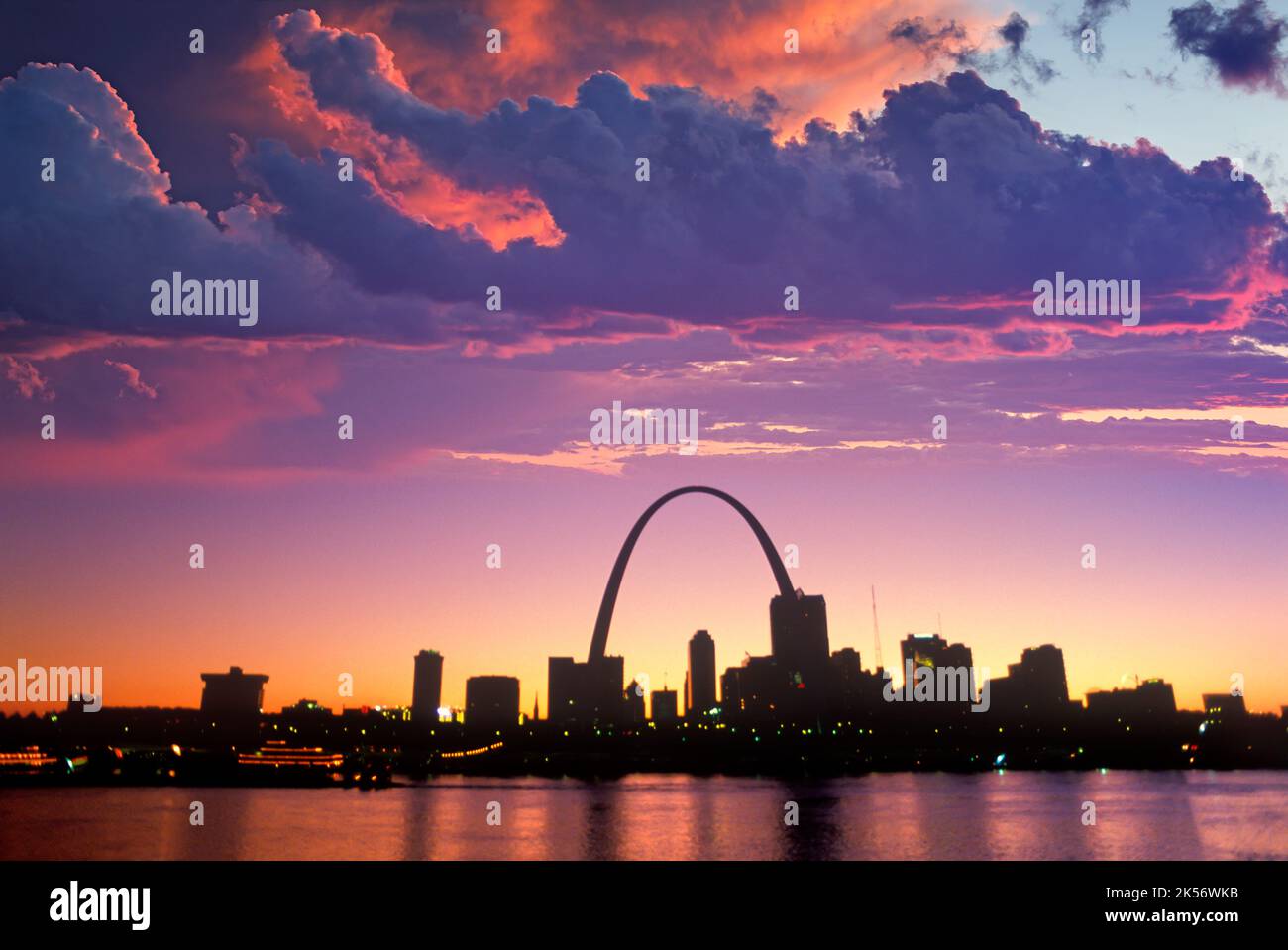 GATEWAY TO THE WEST ARCH (©EERO SAARINEN 1965) DOWNTOWN SKYLINE ST ...