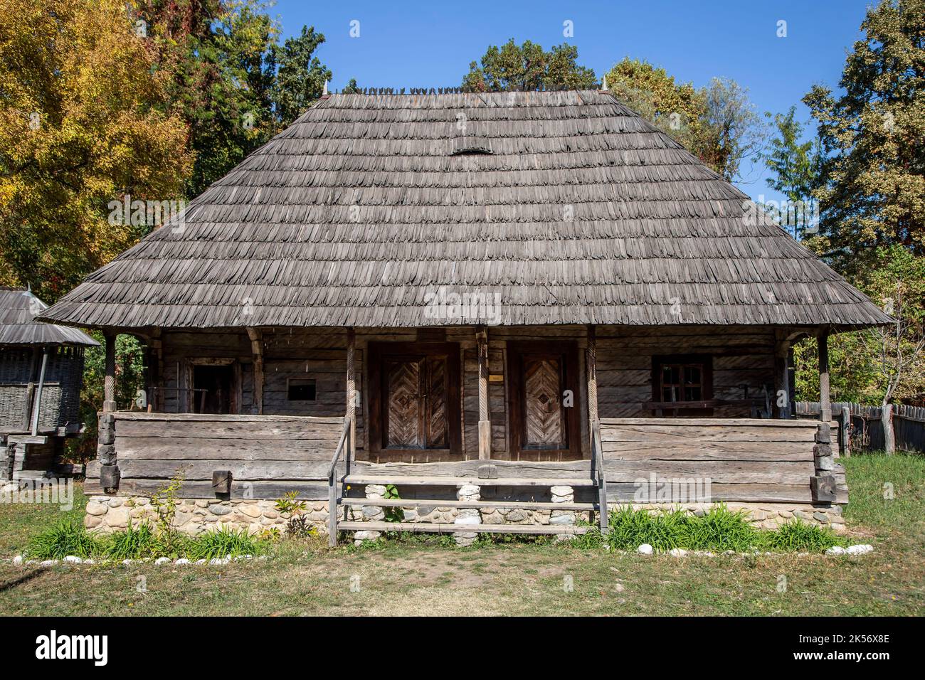 Curtisoara, Romania – October 3, 2021: Old wooden house – traditional ...