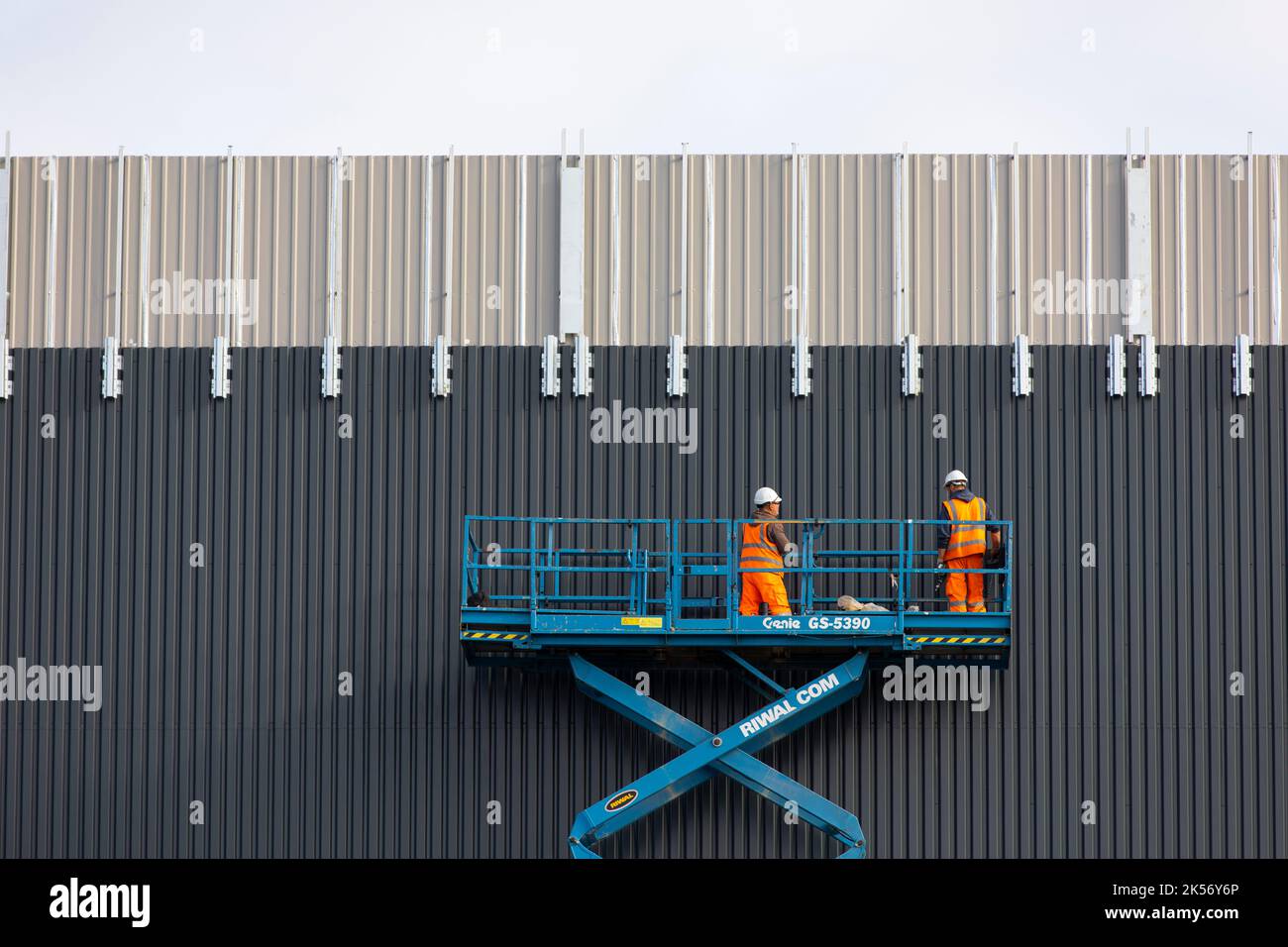 Installing cladding hi-res stock photography and images - Alamy