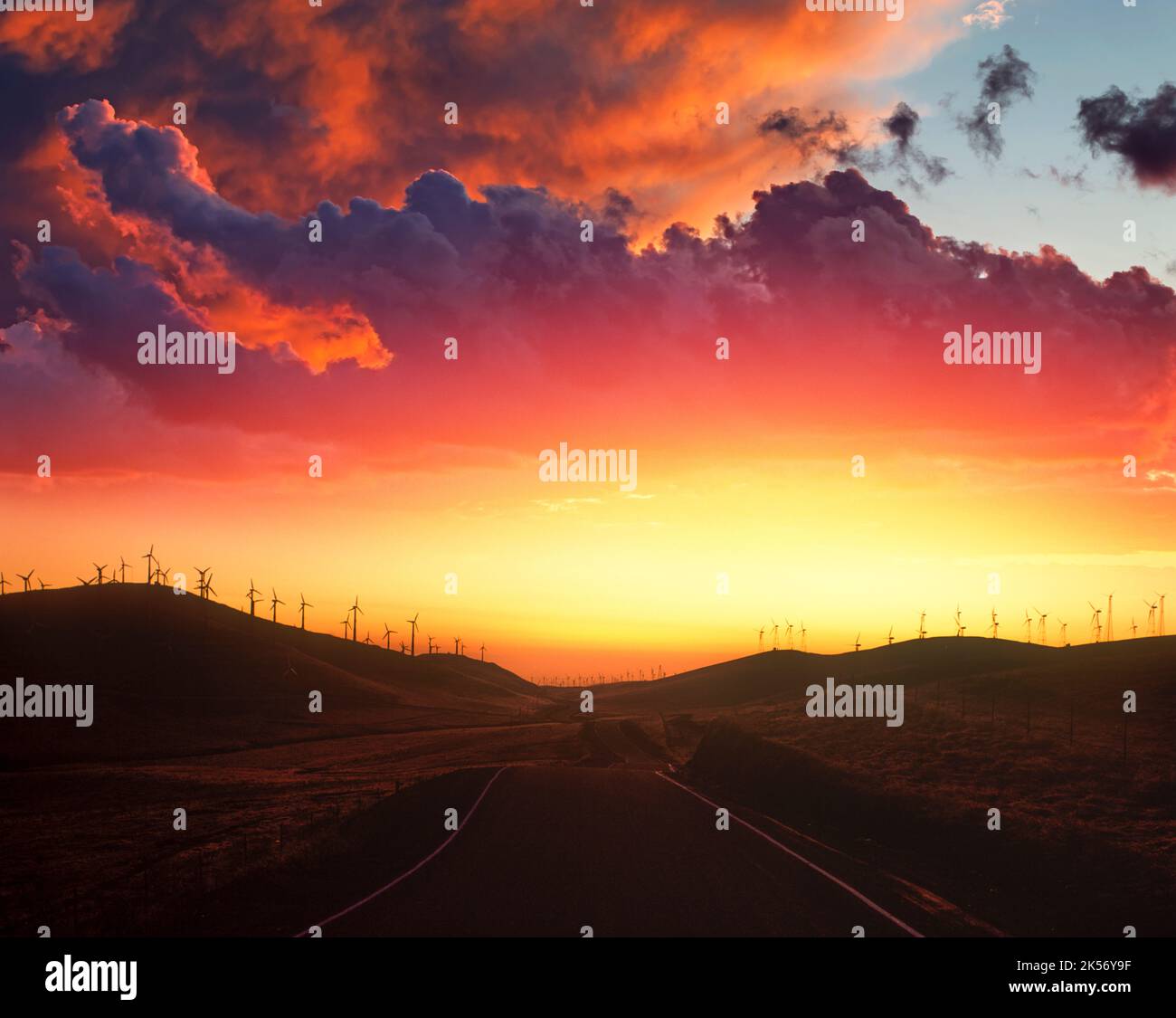 ACCESS ROAD ALTAMONT PASS WIND TURBINE POWER PLANT CALIFORNIA USA Stock ...