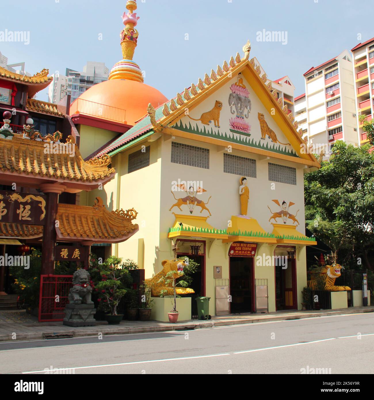 buddhist temple (Sakya Muni Buddha Gaya) in singapore Stock Photo - Alamy