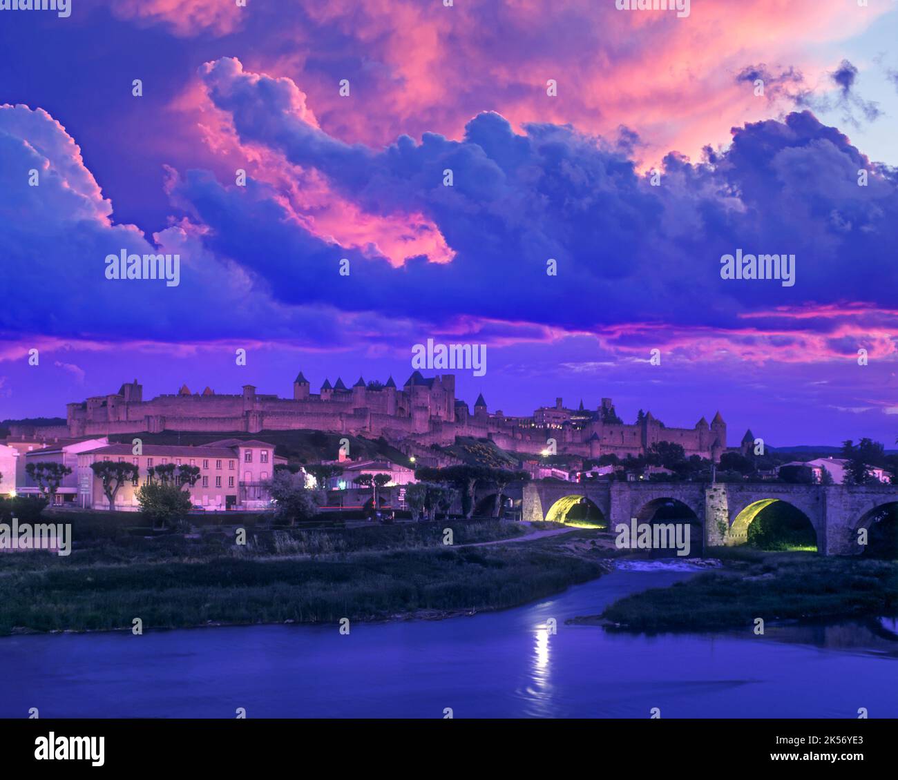 AUDE RIVER CHATEAU COMTAL LA CITE CARCASSONNE AUDE FRANCE Stock Photo ...