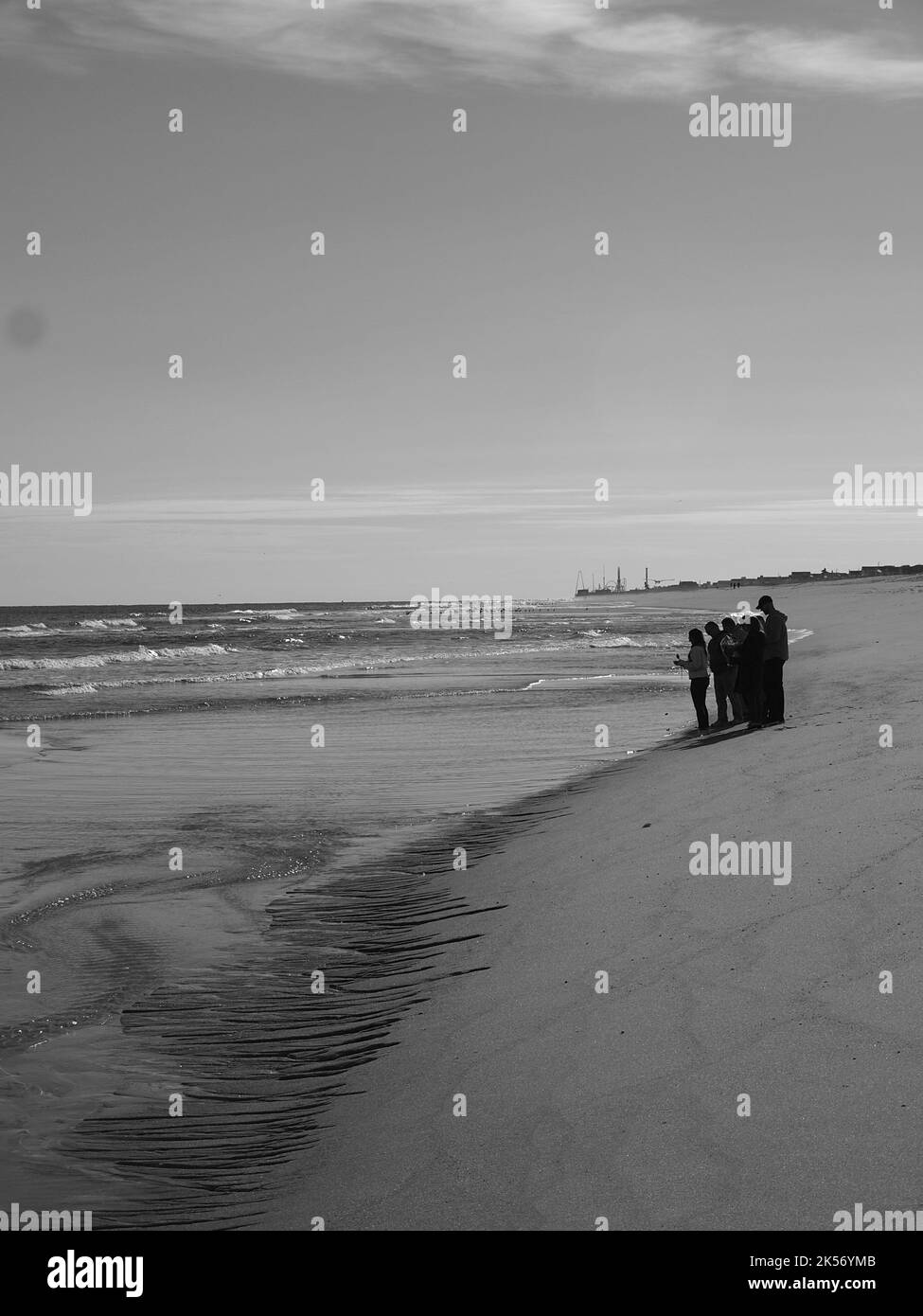 Grieving family spreading ashes into the ocean hi-res stock photography ...
