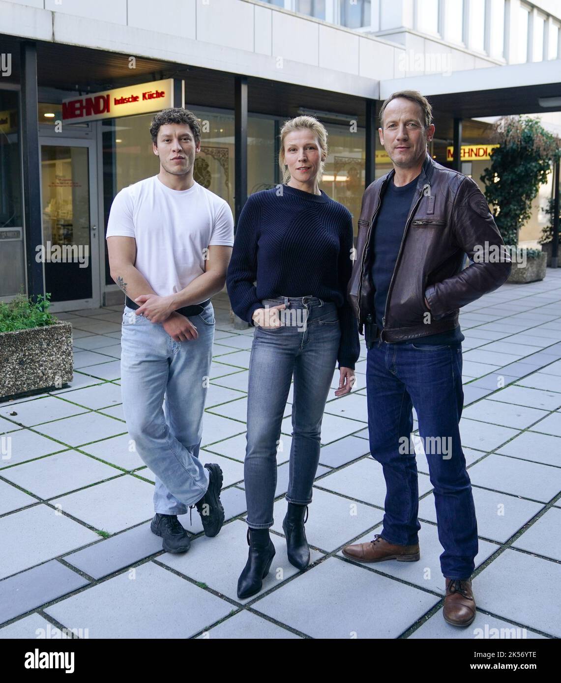 Hamburg, Germany. 06th Oct, 2022. Actor Wotan Wilke Möhring (r, Chief ...