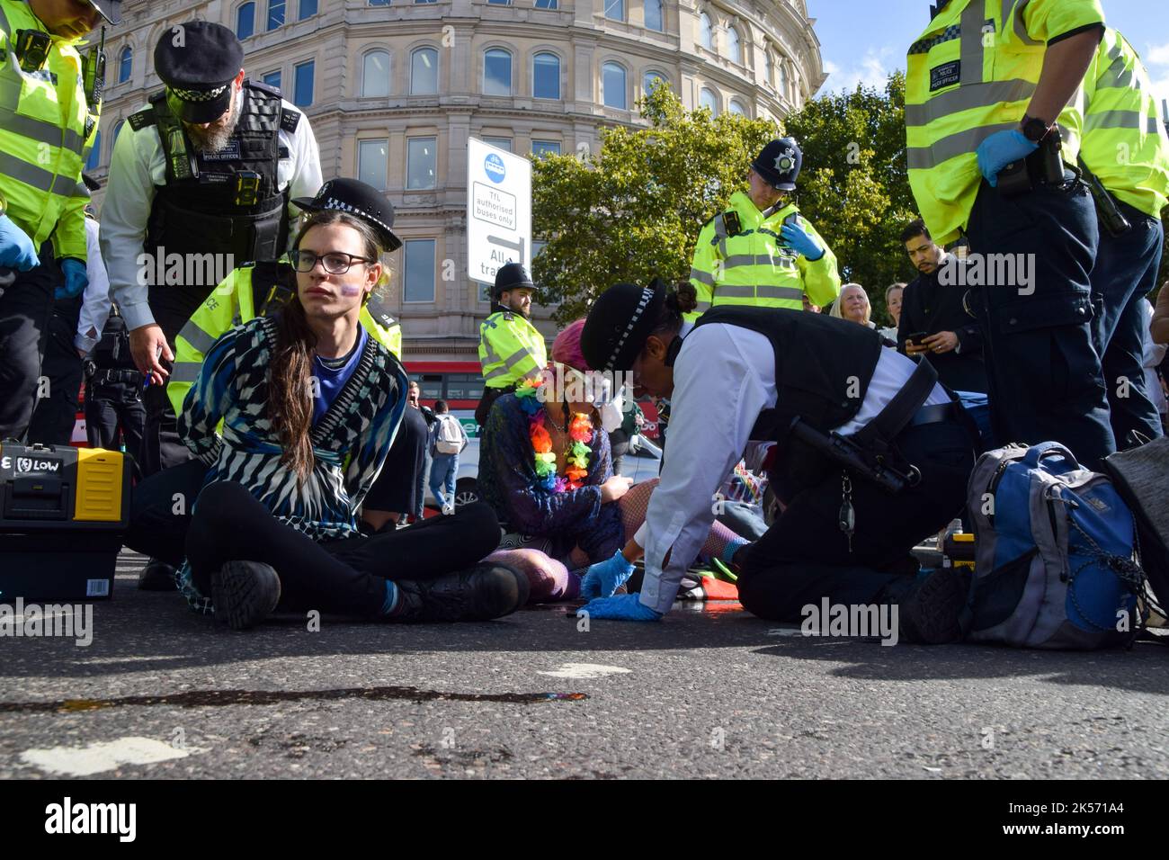 London, UK. 6th October 2022. Police officers dissolve the glue on the ...